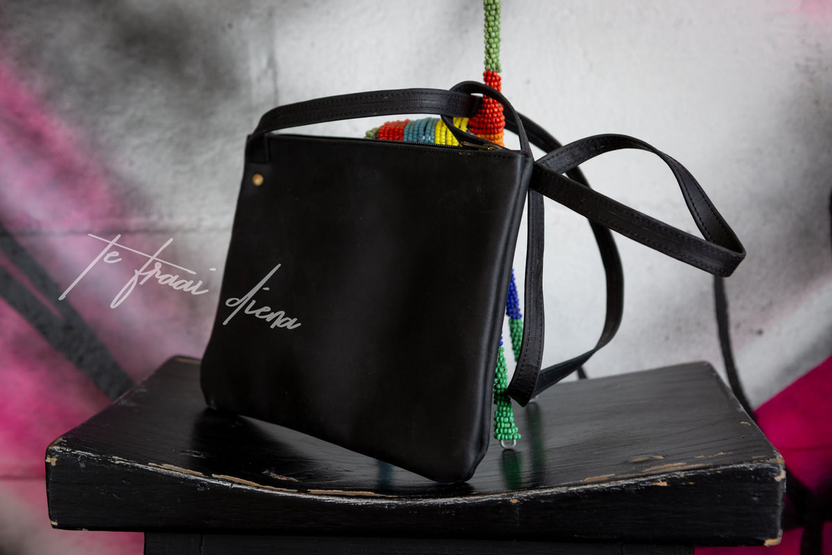 Small Sling Bag - Black – Te Fraai Diena